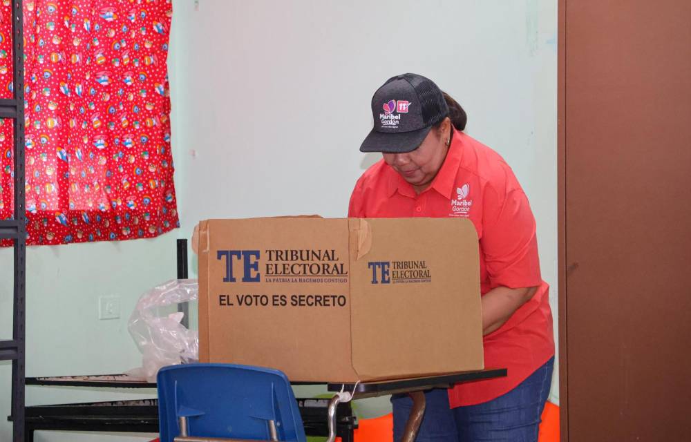 Candidatos presidenciales ejercen su derecho al voto