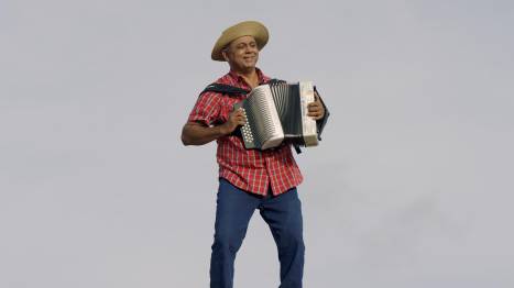 Víctor Bernal estrena el video de ‘El amor no va conmigo’. ¿Quién será ...