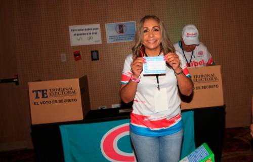 Yanibel Ábrego le gana la presidencia de CD a Roberto Henríquez