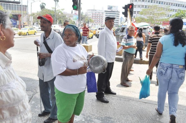 En la 5 de Mayo jubilados y exportuarios reclamaron billullo