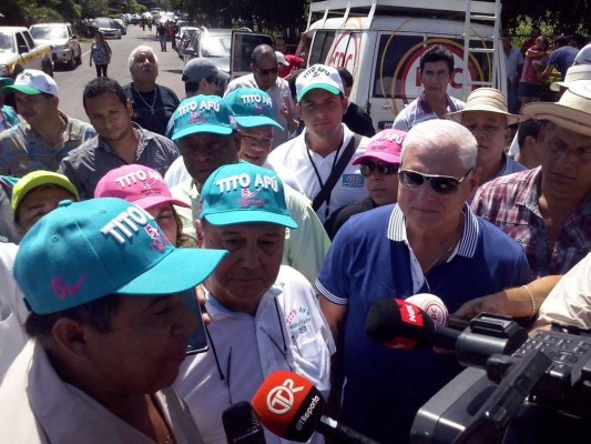 Santeños reeligen a 'Tito' Afú quien está cinco años más en el poder