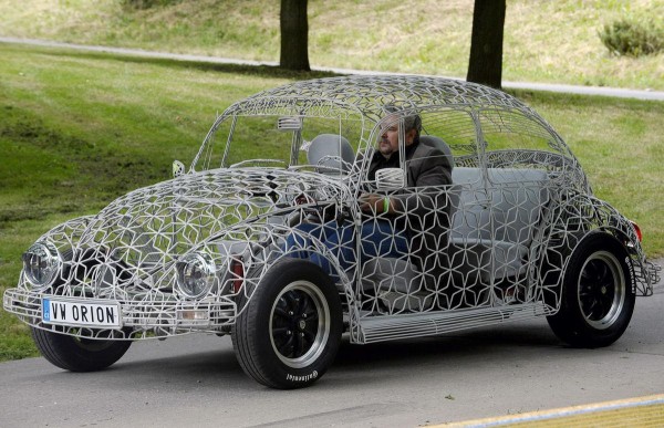 Checos presentan el auto fantasma