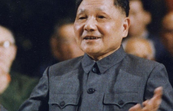 Devuelven sus cargos a Deng Xiaoping