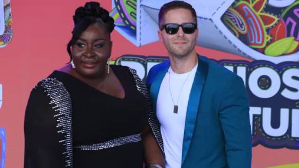 Mayer Mizrachi, ‘La Peluche’ y Tina rompen esquemas en la alfombra azul de Premios Juventud