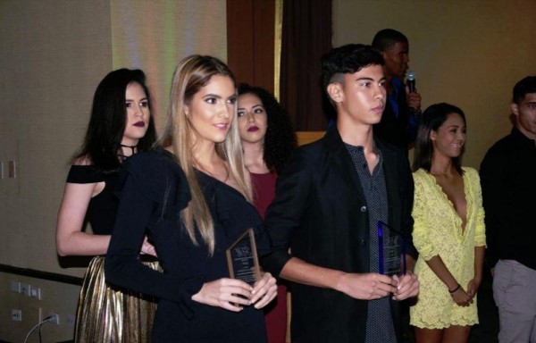 Mezclan el arte con modelaje