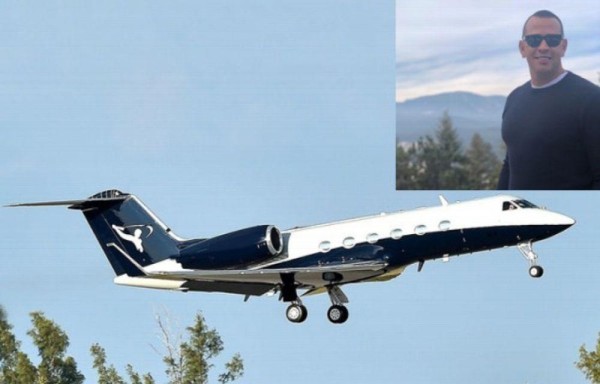 El papi de JLo se regala un avión