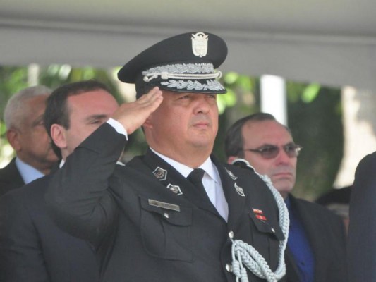 Carabineros de Chile condecoran al director de la PN, Omar Pinzón