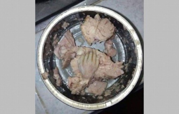 Encontró una garra en una lata de atún