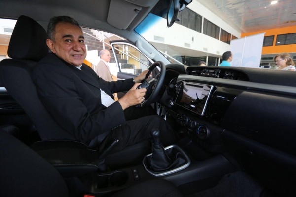 Comercial de Motores, Ricardo Pérez y Petroautos entregan donaciones a ...