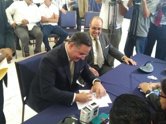 Ameglio presenta a Mario Galindo como su vicepresidente