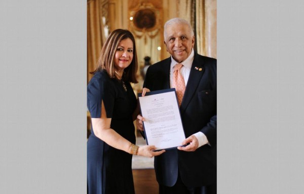 Distinguen a Adán Ríos por sus aportes a la medicina