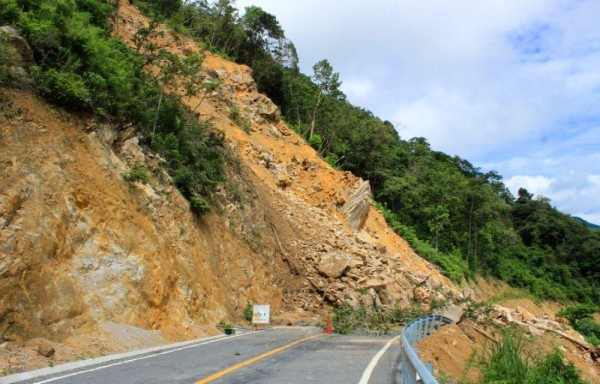 Buscan alternativas para solucionar los derrumbes