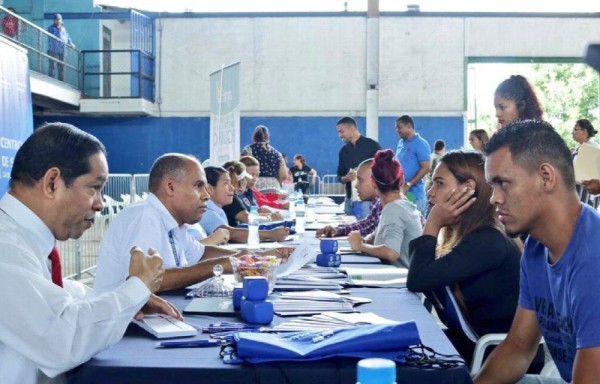 Jóvenes se ven en apuros para conseguir una plaza de trabajo