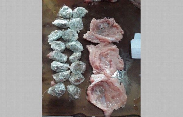 Encuentran supuesta droga envuelta en pechugas de pollo