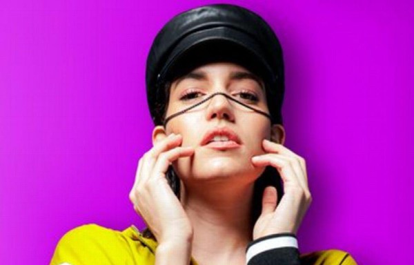 Sara Castro le canta a todos los héroes