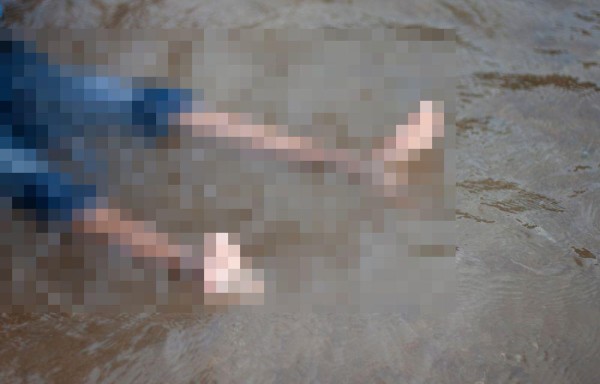 Flotaba putrefacto y sin extremidades en base de Rodman