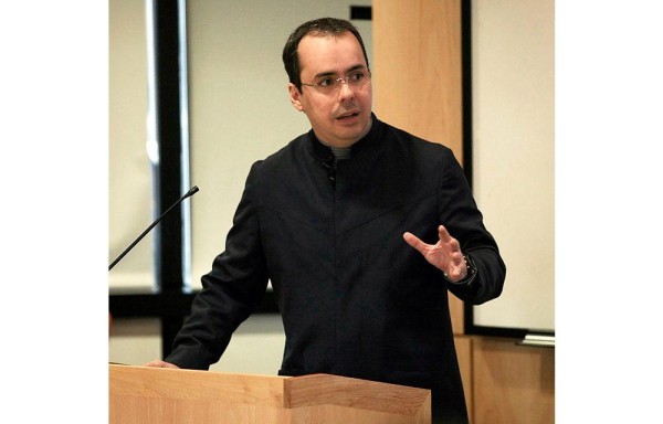 Estratega político recibe premio