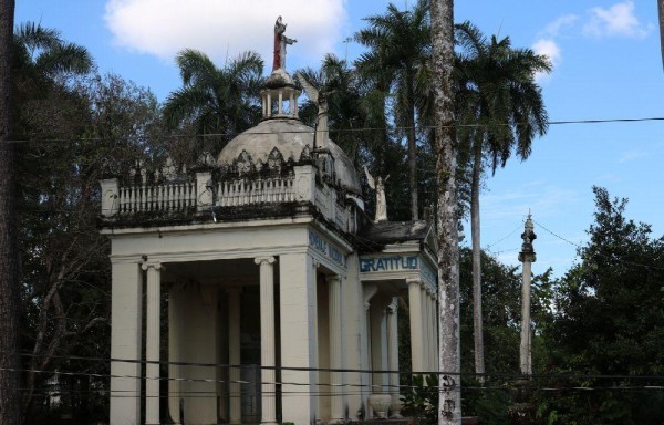 Mausoleo del padre Guembe, en la desidia