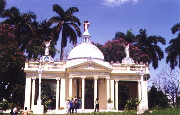 Mausoleo del padre Guembe, en la desidia