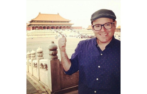 Alex Medela se tira su bombo en China