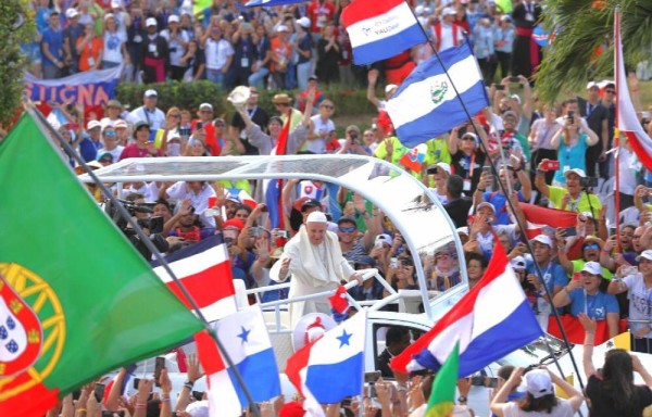 Un papa humilde, dejó feliz a la multitud ayer