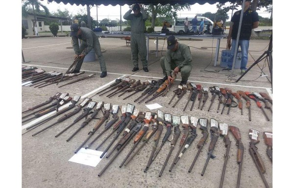 Destruyen armas de fuego