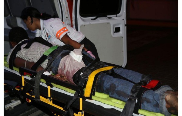 Llegó con el cuchillo enterrado en el glúteo