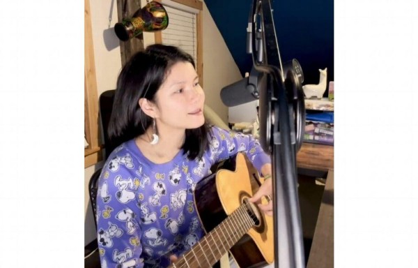 Brenda Lau prepara un villancico antes de que llegue la Navidad