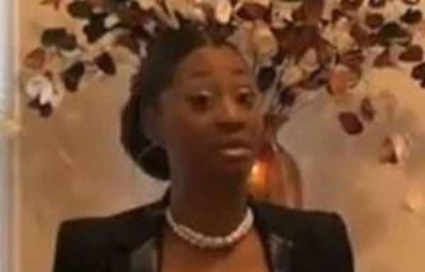 Predicadora enseña los senos mientras habla de Dios a seguidores