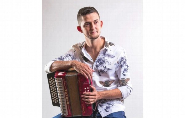 Por poco le dañan el baile a Benjamín González