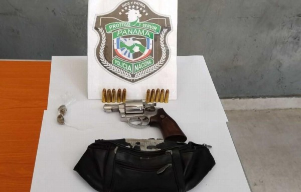 Decomisan arma de fuego y droga en parking