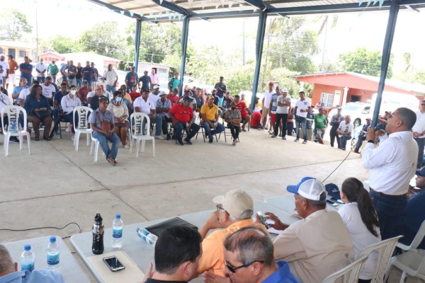 Gobierno se reúne con sector pesquero en Puerto Caimito