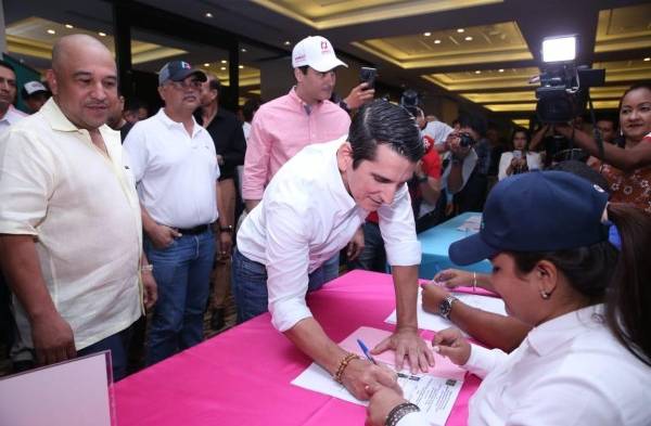 Rómulo Roux anuncia a Luis Casis como su vicepresidente