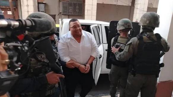 Exalcalde Alex Lee le imputan cargos y le decretan reporte periódico