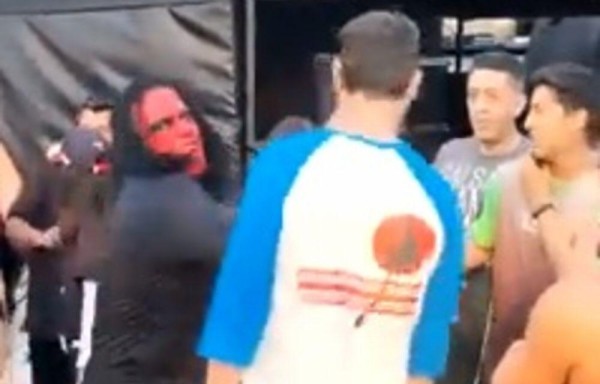 Luchador le mete pescozón a ‘youtuber'