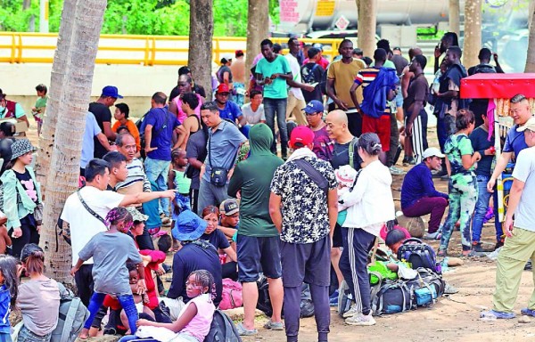 Sigue la avalancha de migrantes por la selva; ni la lluvia los detiene