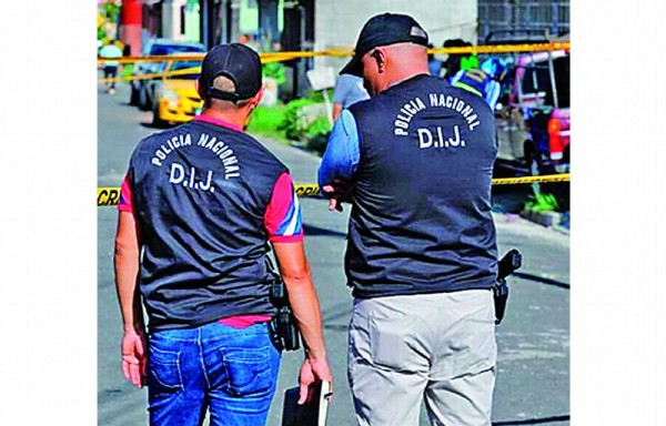 Sus vecinos lo hallaron con un tiro en la nuca