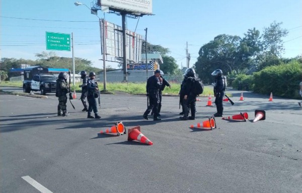 Balean a policía y hieren a dos más con objeto contundente